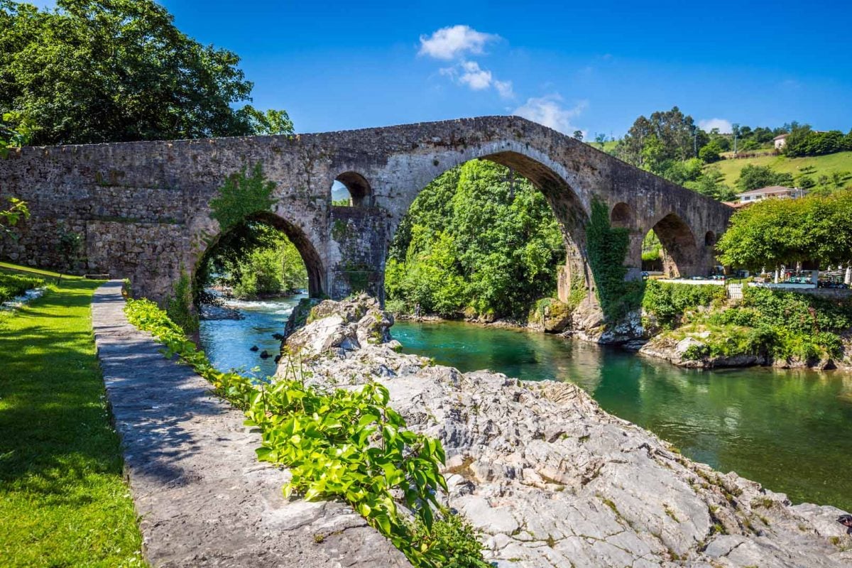 Cangas de Onís: Puente Romano, Mercado y Lagos de Covadonga
